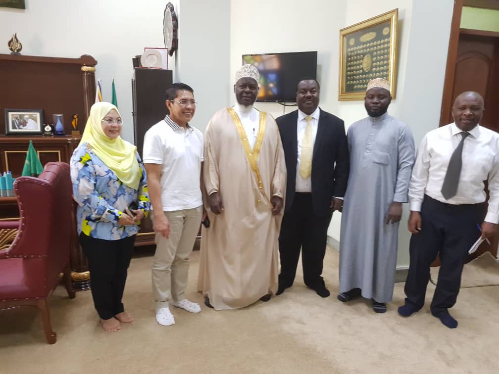 Singaporean minister pays courtesy visit to Mufti Mubaje